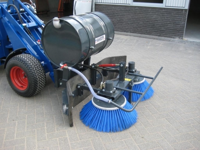 Veegborstel met sproei installatie - H.O. Veluwenkamp BV